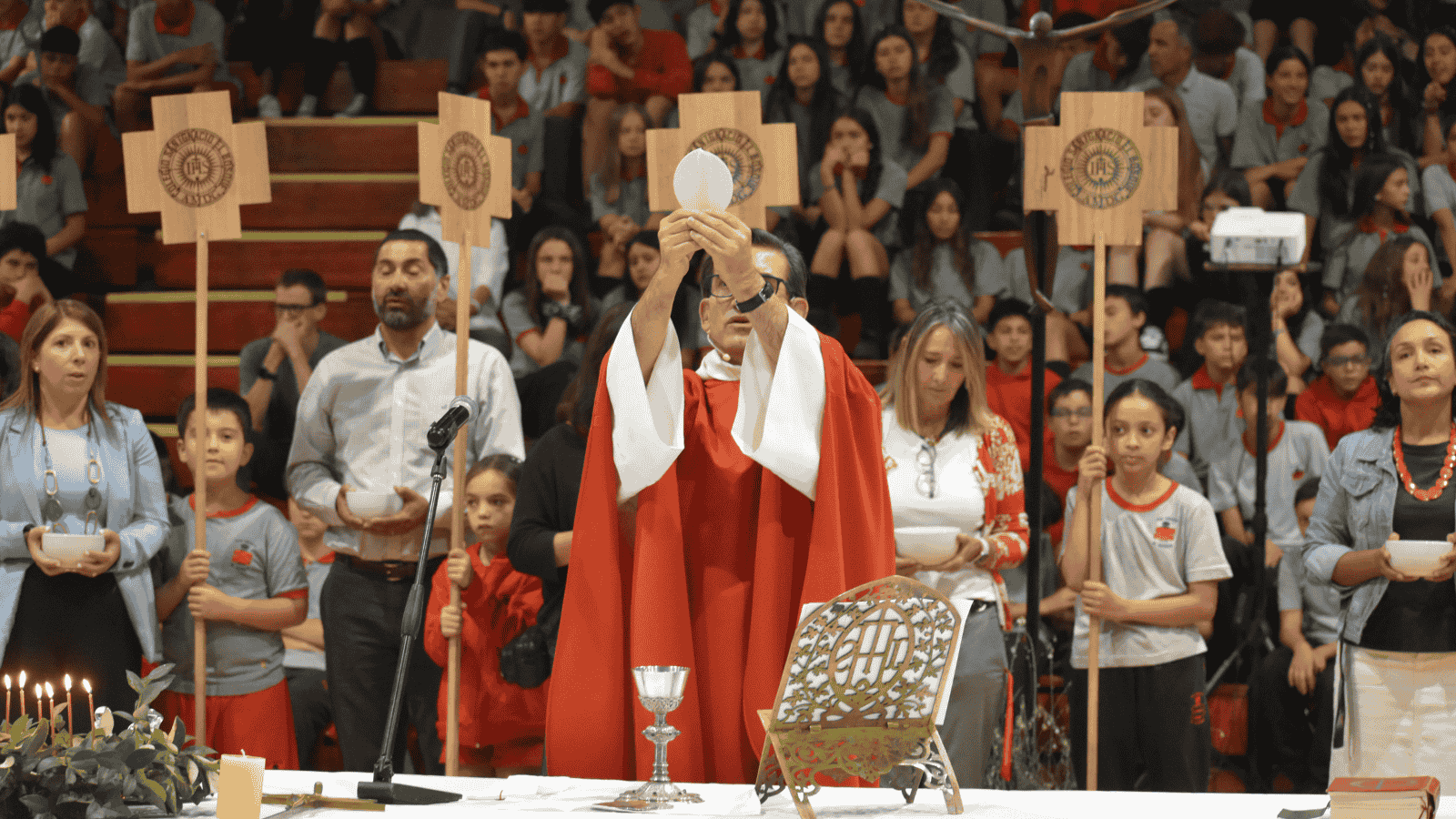 Con gratitud por los 70 años, celebramos la Misa de inicio del año ...